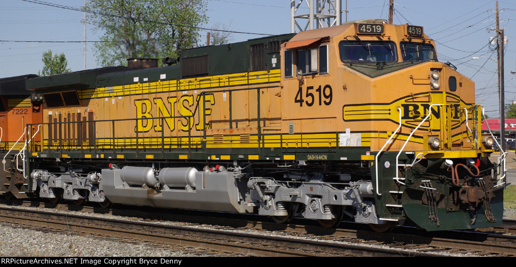 BNSF 4519 with faded paint